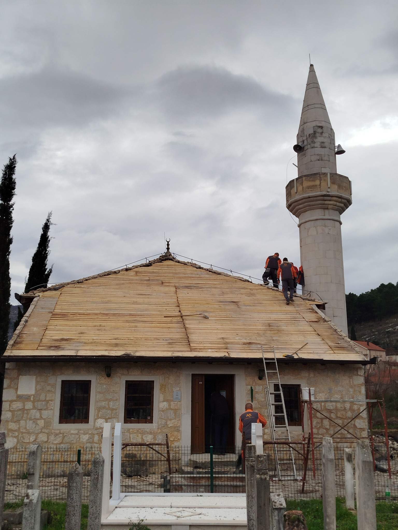 Trebinje: Postavljen novi alem na kupoli džamije u Pridvorcima ...