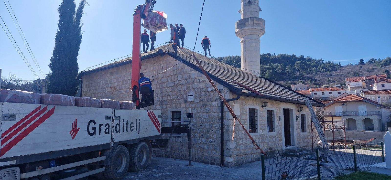 Trebinje: Postavljen novi alem na kupoli džamije u Pridvorcima ...